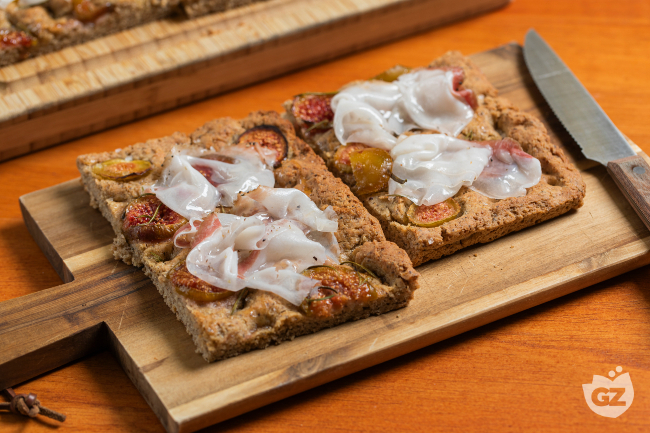 Focaccia de 5 cereais com figos e lardo - Receitas italianas do ...