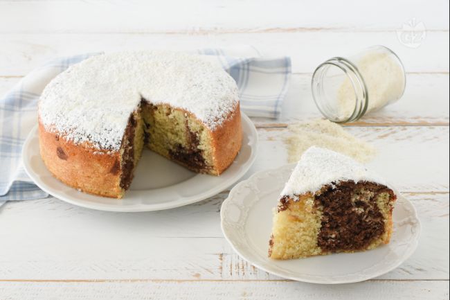 Bolo fofo de coco e chocolate - Receitas italianas do GialloZafferano