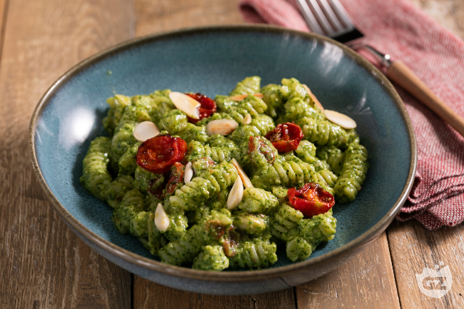 Massa fria com pesto de rúcula e tomatinhos - Receitas italianas do ...