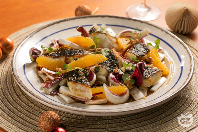 Rodovalho na frigideira com salada de laranja, radicchio e nozes ...