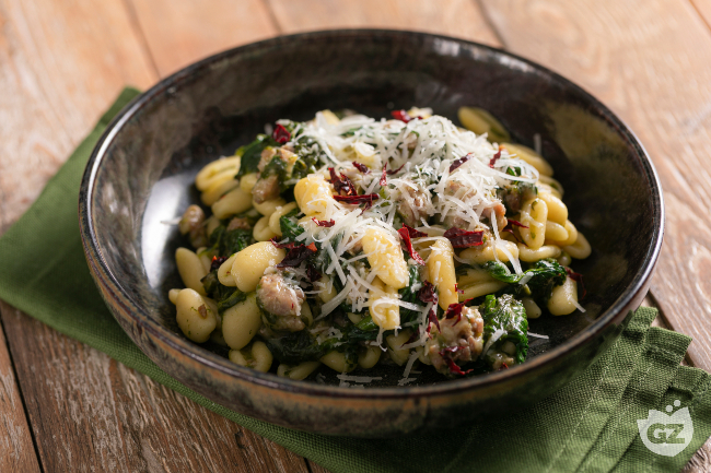 Cavatelli com linguiça, folhas de nabo e pimentão seco - Receitas ...