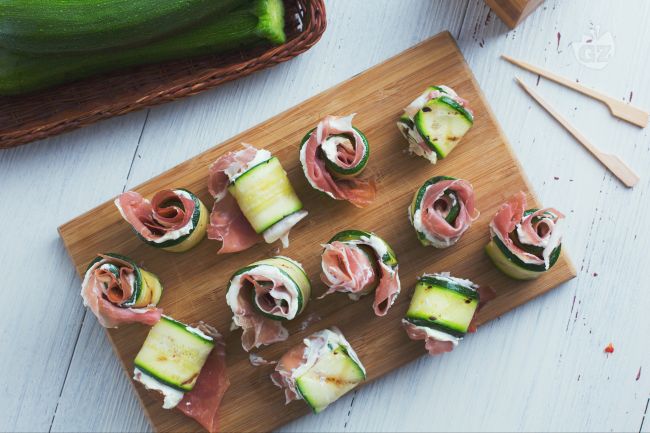 Rolinhos de abobrinha com presunto cru e queijo tipo robiola - Receitas ...